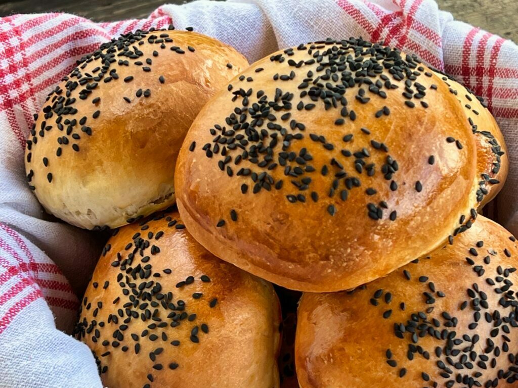 Einfache selbstgemachte Kartoffel Burger Brötchen (Burger Bun Rezept ...