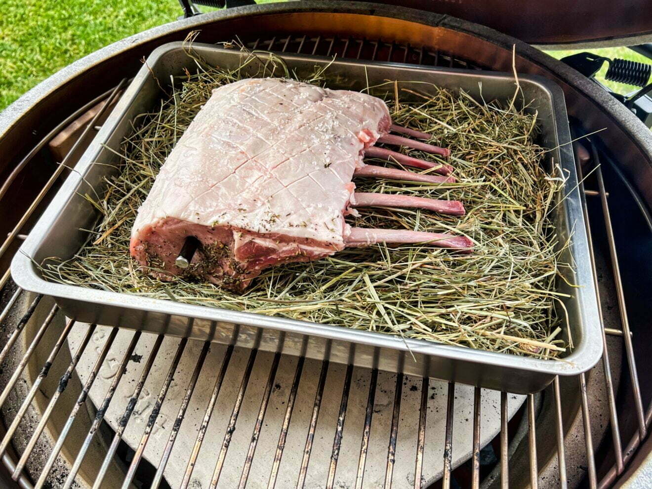 Frenched Racks vom Duroc Schwein zubereitet als Heubraten | GrillStunde.com
